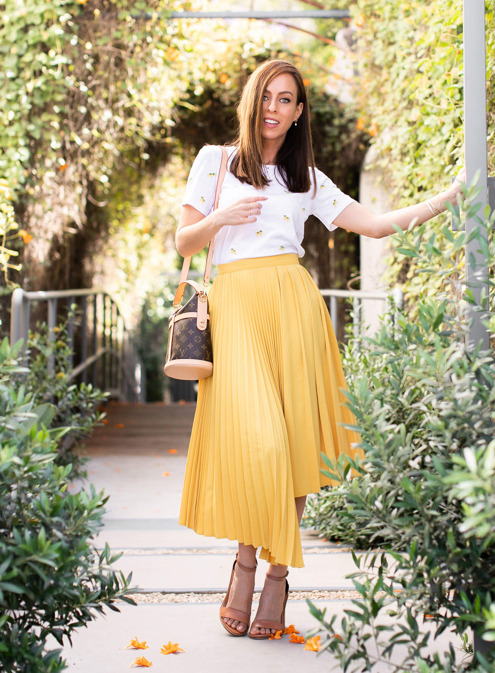 Sydne Style Shows How To Wear A Pleated Skirt For Summer Outfit Ideas Sydne Style Shows How To Wear A Pleated Skirt For Summer Outfit Ideas