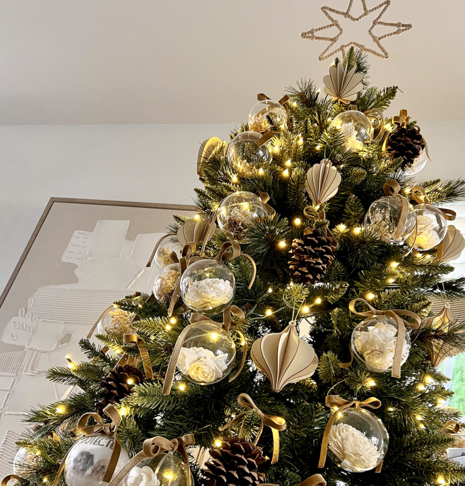 How To Create a Warm Neutrals Christmas Tree Filled with Memories ...